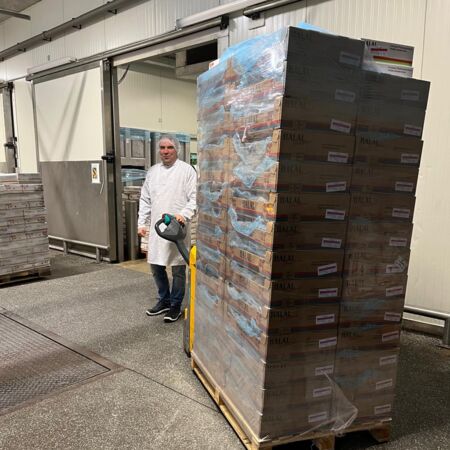 Cooreman packages poultry in a new stackable machine-erected tray by ...